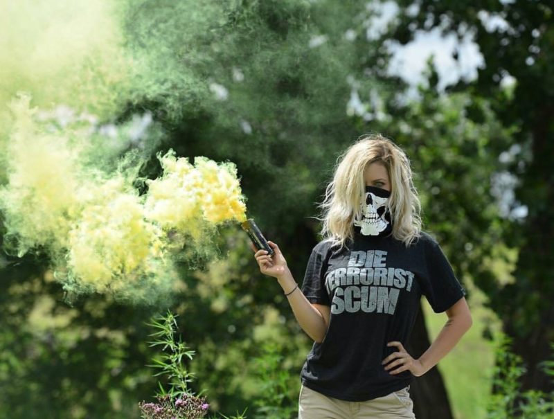 เท่เวอร์! 35 ท่าถ่ายรูปกับ Smoke Bomb เทคนิคง่ายๆได้รูปสวยเก็บไว้เพียบ ...
