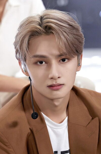 50 ไอเดียทรงผม Comma ฉบับไอดอลหนุ่มหล่อ ดาเมจแรงมาก! – AKERU